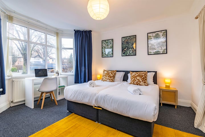 University View - Free Parking - Sleeps 8 -No Fees - Nottingham
