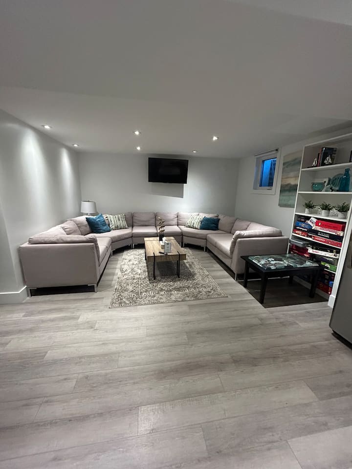 Modern Stylish & Private With Courtyard & Parking - Burlington