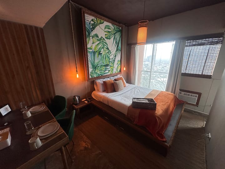 Makati Skyline View: Romantic Escape With Netflix - Manila