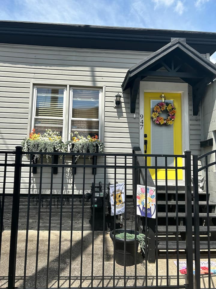 The Lawyer House
(Dog Friendly) - Louisville, KY