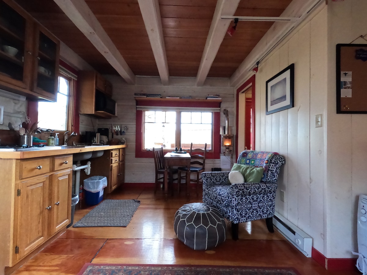 Mökki: Dovetail Log Cabin in the heart of downtown - Cabins for Rent in ...