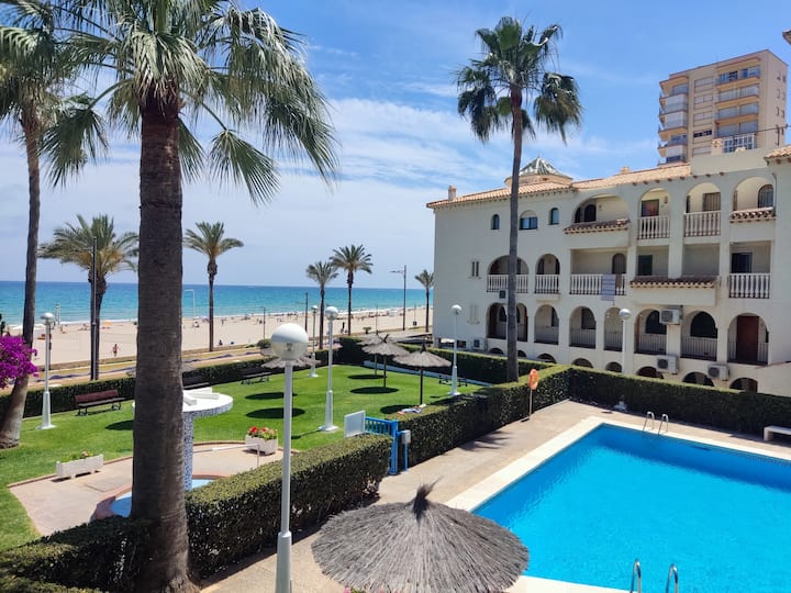 Primera Línea De Playa Con Piscina Y Jardín. - Alicante