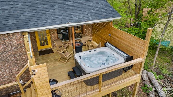 Mural House A : On The Trails & Private Hot Tub - Rogers, AR