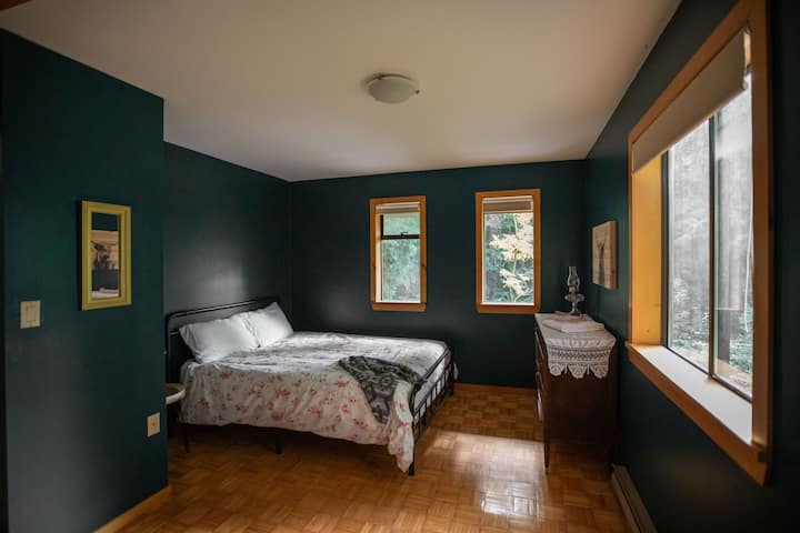 Forest Haven Hideaway - Roberts Creek