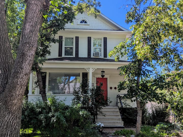 Charles Street Vacation Home - Lethbridge