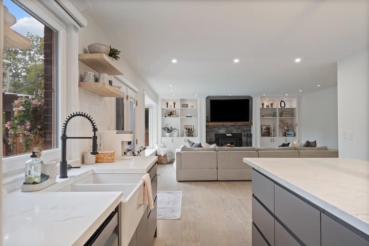 Spacious 6br Home • Perfect For Long-term Stays - Burlington