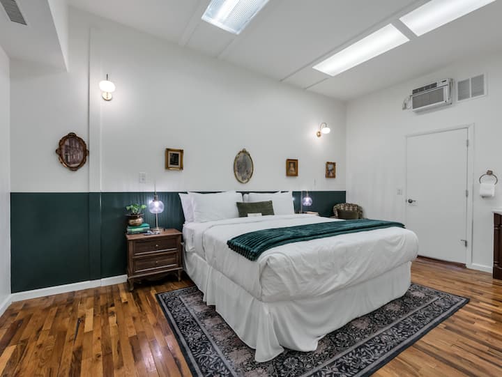 Carriage House Room 2 - Behind Az's Oldest Hotel! - Williams, AZ