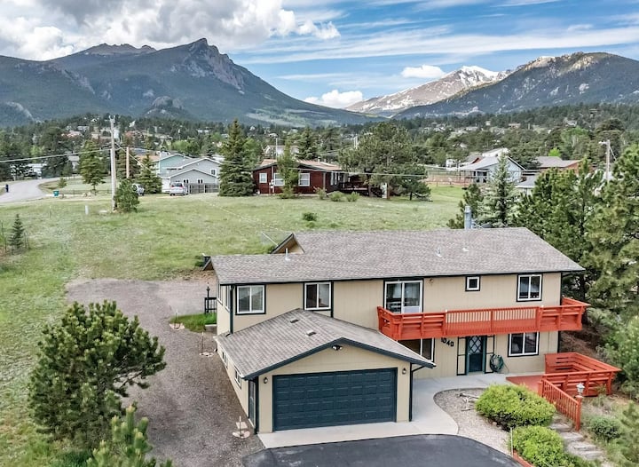 Cozy 3 Bed 2 Bath W/ Hot Tub & Mountain View - Estes Park, CO