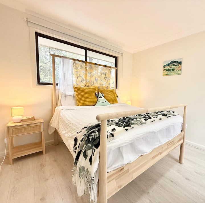 Romantic New Ikea Solid Bed &Peaceful Granny Flat - Gordon