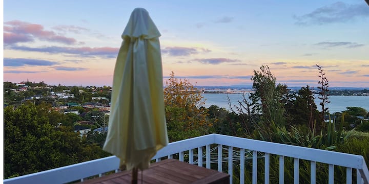 Classic Home With Stunning Views - Auckland