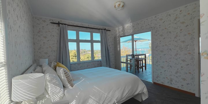 House With Lovely Views: Make Your Spring Special - Auckland