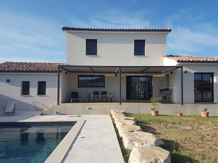 Maison Moderne Avec Piscine - Orange