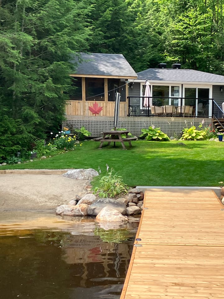 Charming Lake Front Cottage - Bracebridge