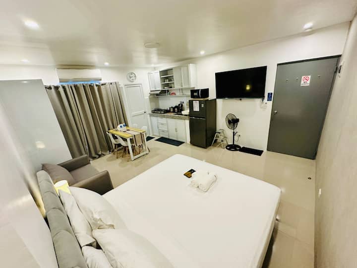 (4) Modern Studio Near Sm Lipa/king Bed & Sofa Bed - Lipa City