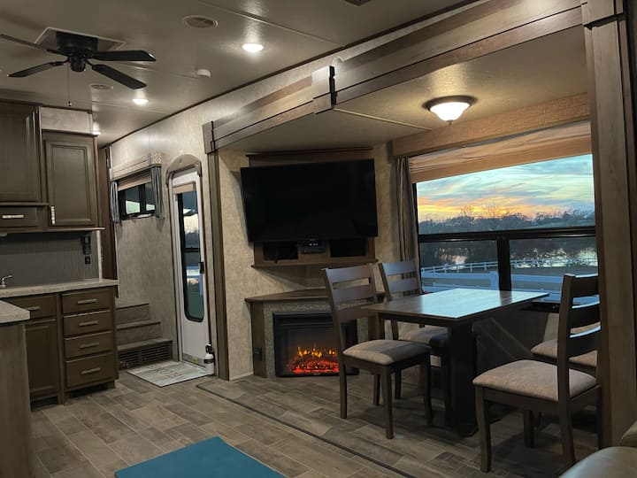 The Open Range Rv Glamping Experience - 萊星頓市