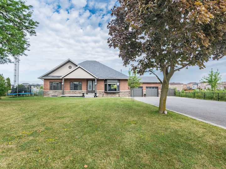 15+guests 5 Bedrooms 5 Bathrooms 
10+ Parking - Brampton