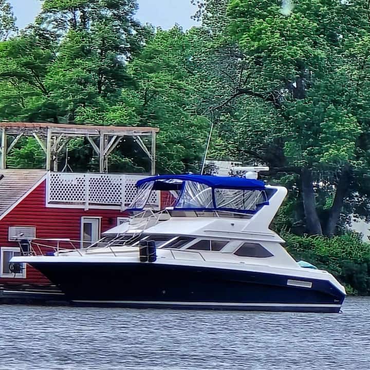 Nautical Escape: 44ft Yacht - Sylvan Lake, Burlington