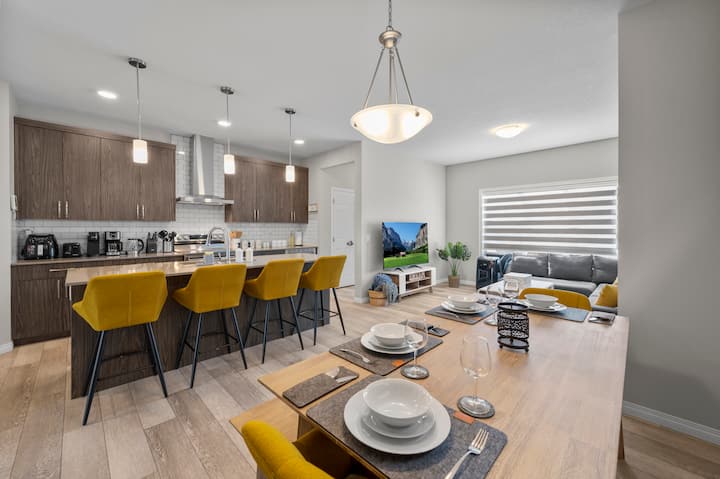 Luxury Home Mins To Airport | King Bed | 3br - Calgary