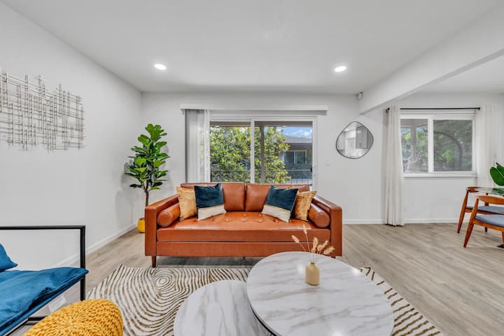 Modern & Cozy 2br -Desk, Parking - Saratoga, CA