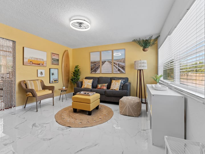 Beachside Escape | 2 Min Walk To Shore · Sleeps 7 - Madeira Beach, FL