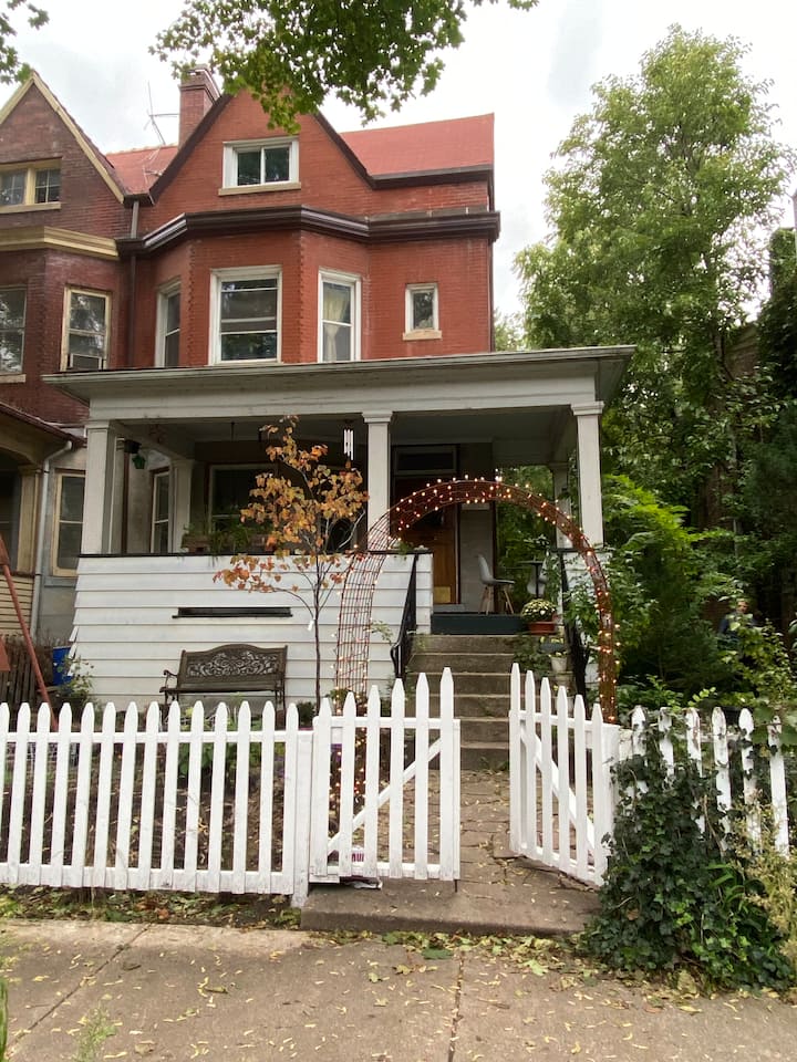 Tree-lined Street Near The Lake! - Chicago