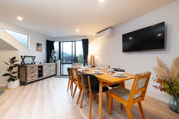 Stylish 2bd Apartment With Views - Queenstown, New Zealand