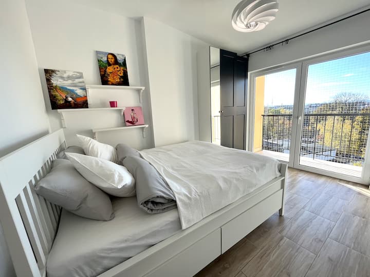 Calm Bedroom W. Balcony + Livingroom W. Kitchen. - Polen