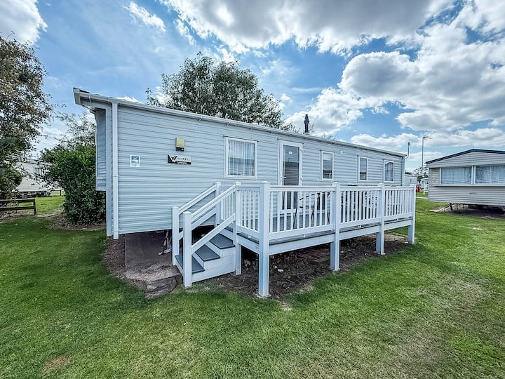 Caravan With Decking And Furniture Ref 20113bs - Great Yarmouth