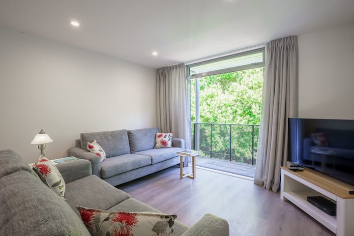 Auckland City Escape: Modern Home With Spa Pool - Auckland