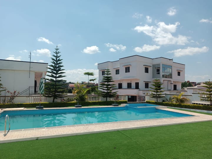 Villa Sécurisée Avec Piscine Privée Et Jardin - Madagascar