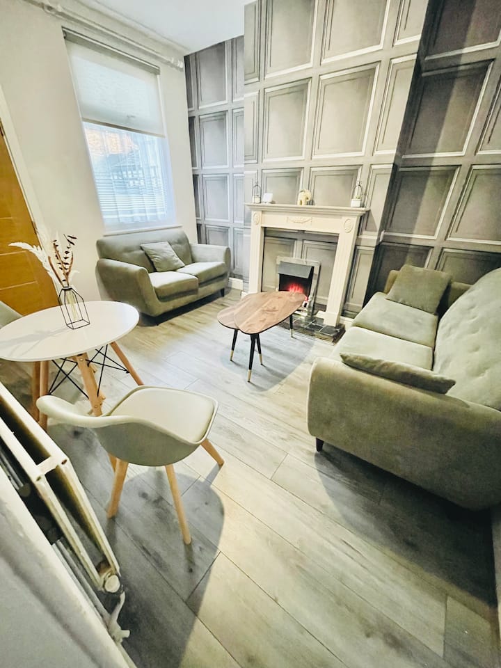 Lovely 4-bed Victorian  House - Stoke-on-Trent