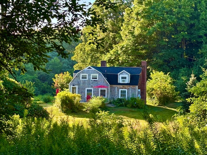 Enchanted Cottage On 5 Acres - Framingham, MA
