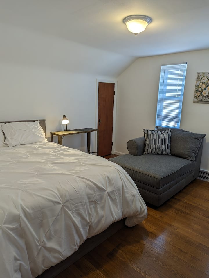 Cozy And Private 2 Bedroom Upper Guest Suite - Detroit, MI
