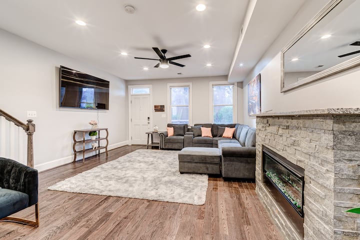Contemporary, Cozy, & Convenient In Old Town - Alexandria, VA
