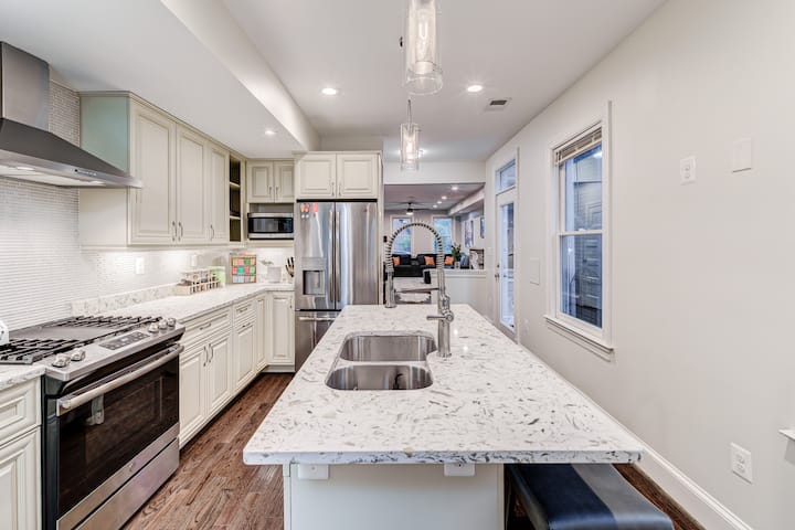 Contemporary, Cozy, & Convenient In Old Town - Alexandria, VA