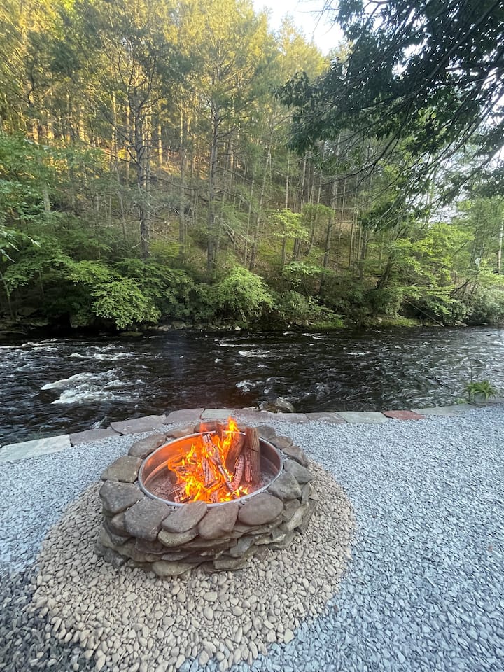 Waterfront Pocono Retreat W Firepit On The Creek! - Bushkill, PA