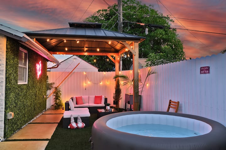 Tiny House - Tesla - Hot Tub - Hard Rock Stadium - The Bahamas