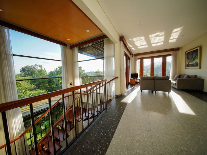 Belgareti Cozy, Ellegant Hill House @Dago Pakar - Bandung