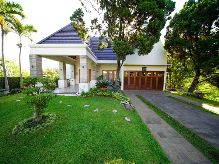 Belgareti Cozy, Ellegant Hill House @Dago Pakar - Bandung