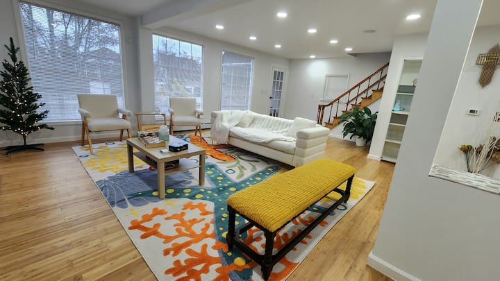 Seaside Serenity: Your Long Beach Escape. King Bed - Long Beach, NY