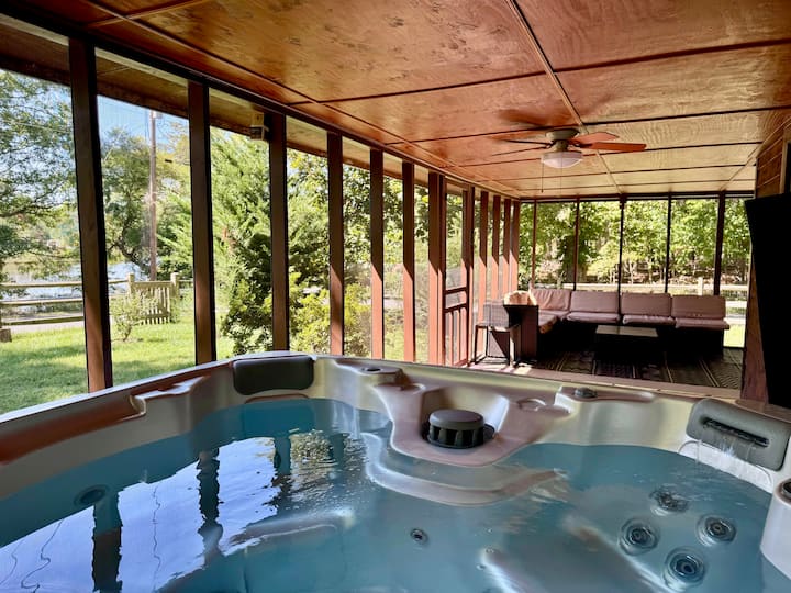 Gingerbread Retreat: Firepit & Hot Tub By The Lake - Purcellville, VA