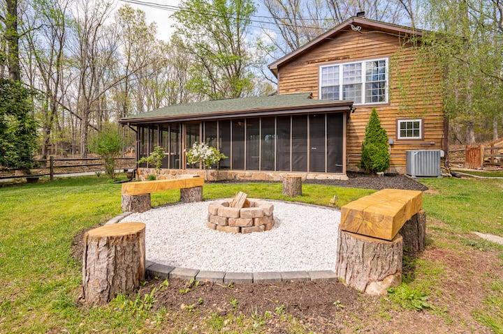 Gingerbread Retreat: Firepit & Hot Tub By The Lake - Harpers Ferry, WV