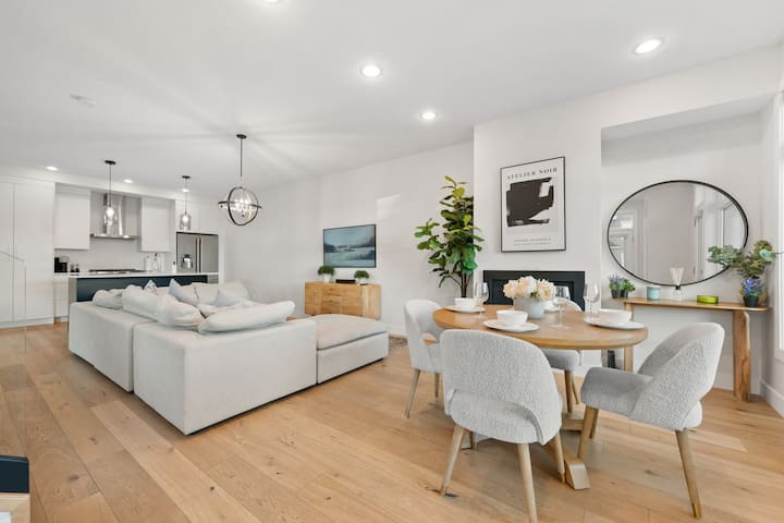 New Luxury 3bed Home, Sleeps 6 | Central | Modern - Calgary