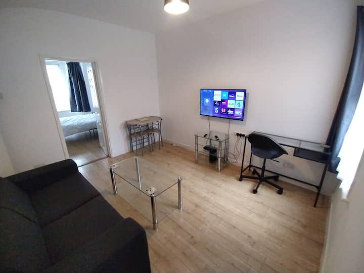 With Garden Parking, Near Town Train And Bus - Reading