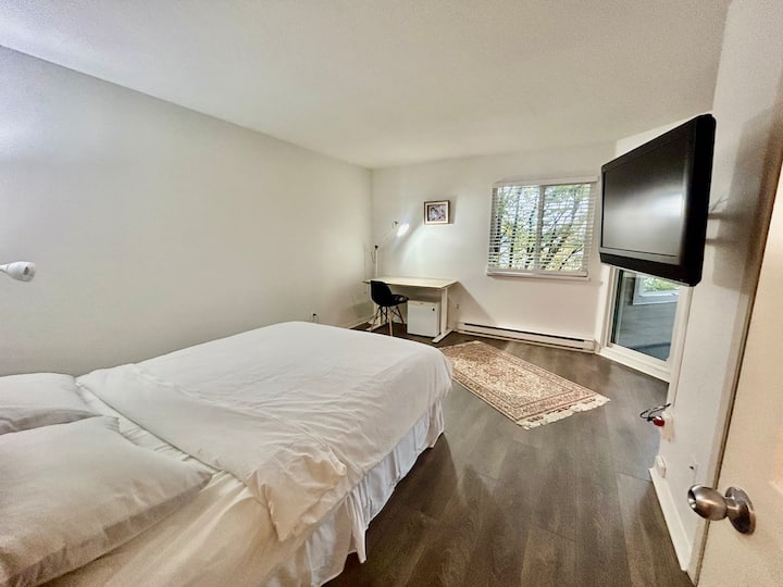 Beautiful Spacious Modern Home- 3 Bedroom - North Vancouver