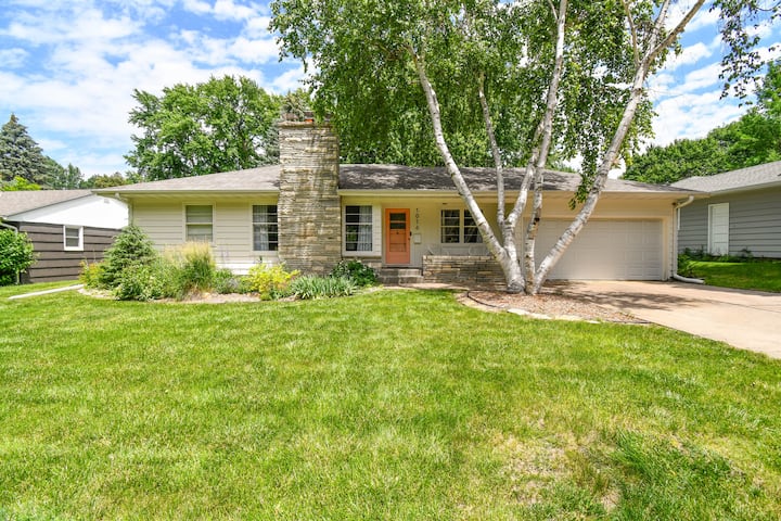 Central Sioux Falls Mid-century Spacious Ranch - 수폴스