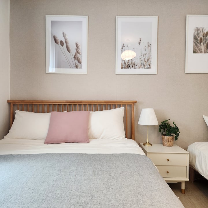 [H1] 홍대역3분거리
[Legal Registered]
2rooms/1bath/6ppl - Seoul