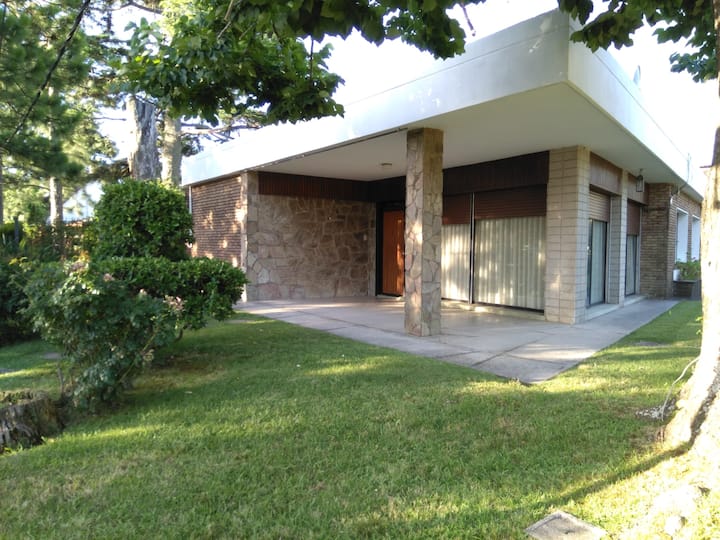 Parrillero Cerrado · Ideal Familias - La Floresta