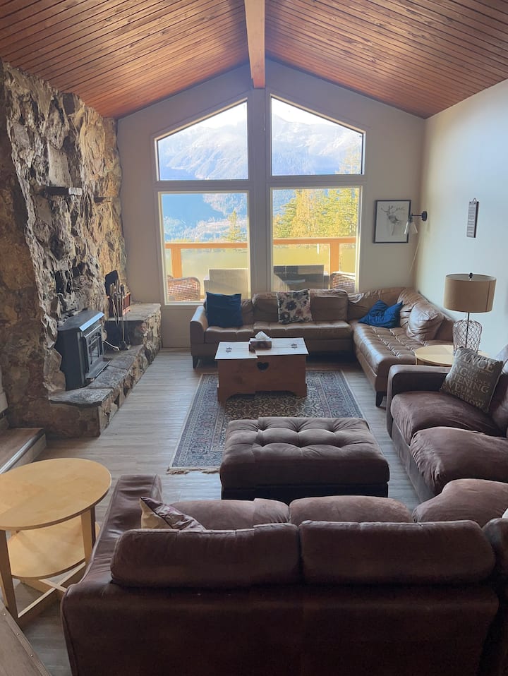 Stunning Views, Swimming Pool, Hot Tub, 16 Acres, - Chilliwack