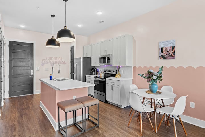 Walk To Broadway! -Gym- Wifi - Gated Parking! - Nashville, TN